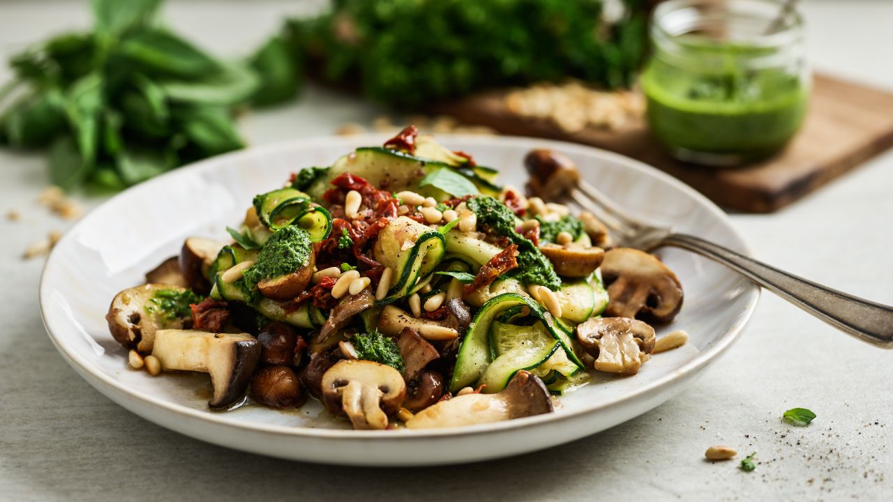 Zucchinisalat mit Pilzen und Kräuterdressing - vegan