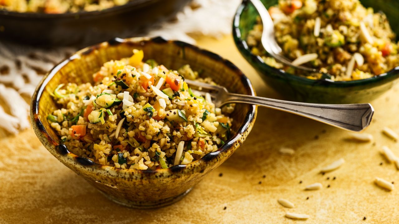 Bulgurpfanne mit Paprika, Zucchini und Karotten