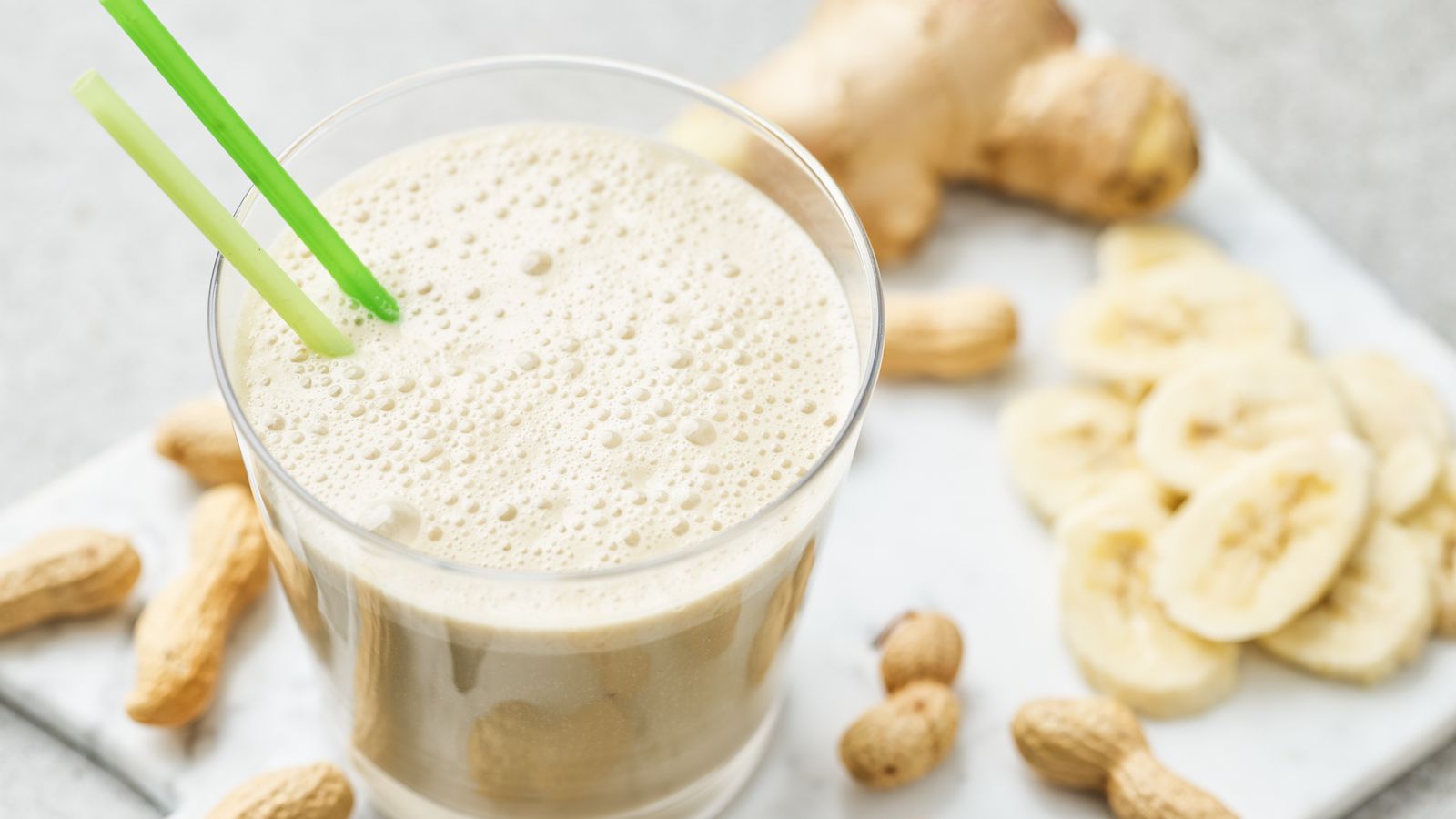 Bester veganer Ananas-Shake mit Bananen