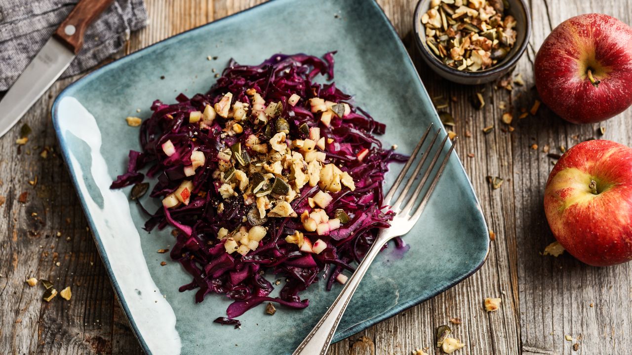 Rotkohlsalat mit Apfel - Rohkost