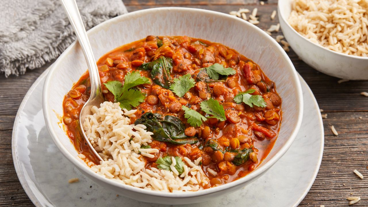 Linsencurry mit Tomaten und Spinat