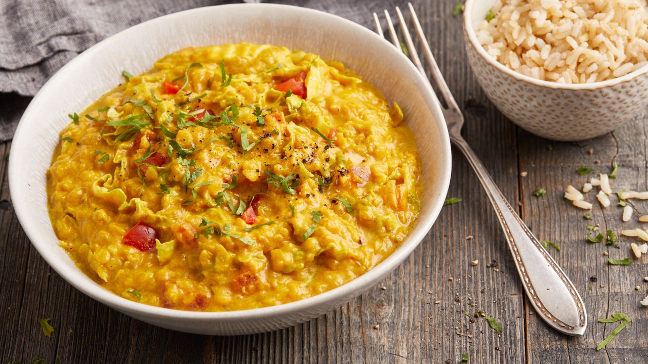 Mildes und einfaches gelbes Linsencurry mit Chinakohl