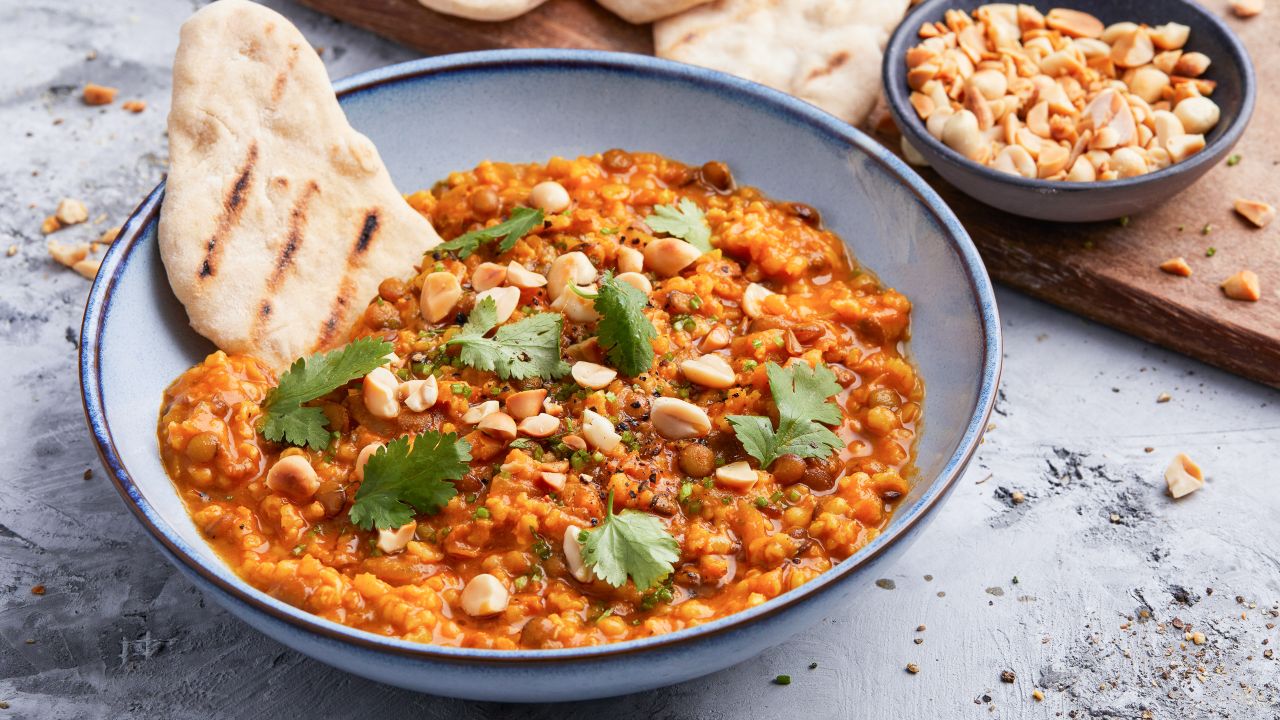 Linsencurry mit Erdnüssen und Reis